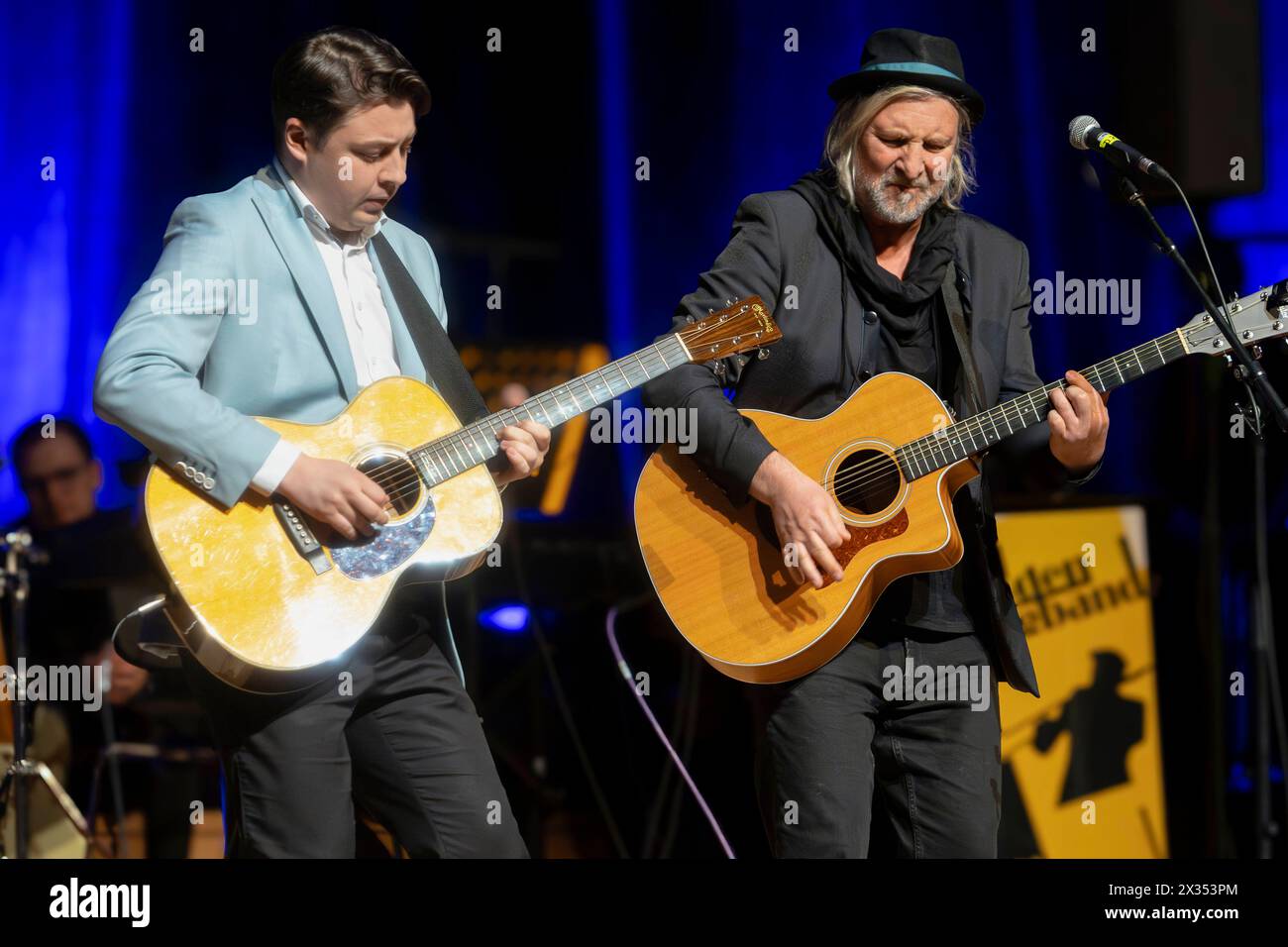Auftritt von Sänger Dirk Zöllner re. mit Gitarrist Julian Wolf li. Live ...