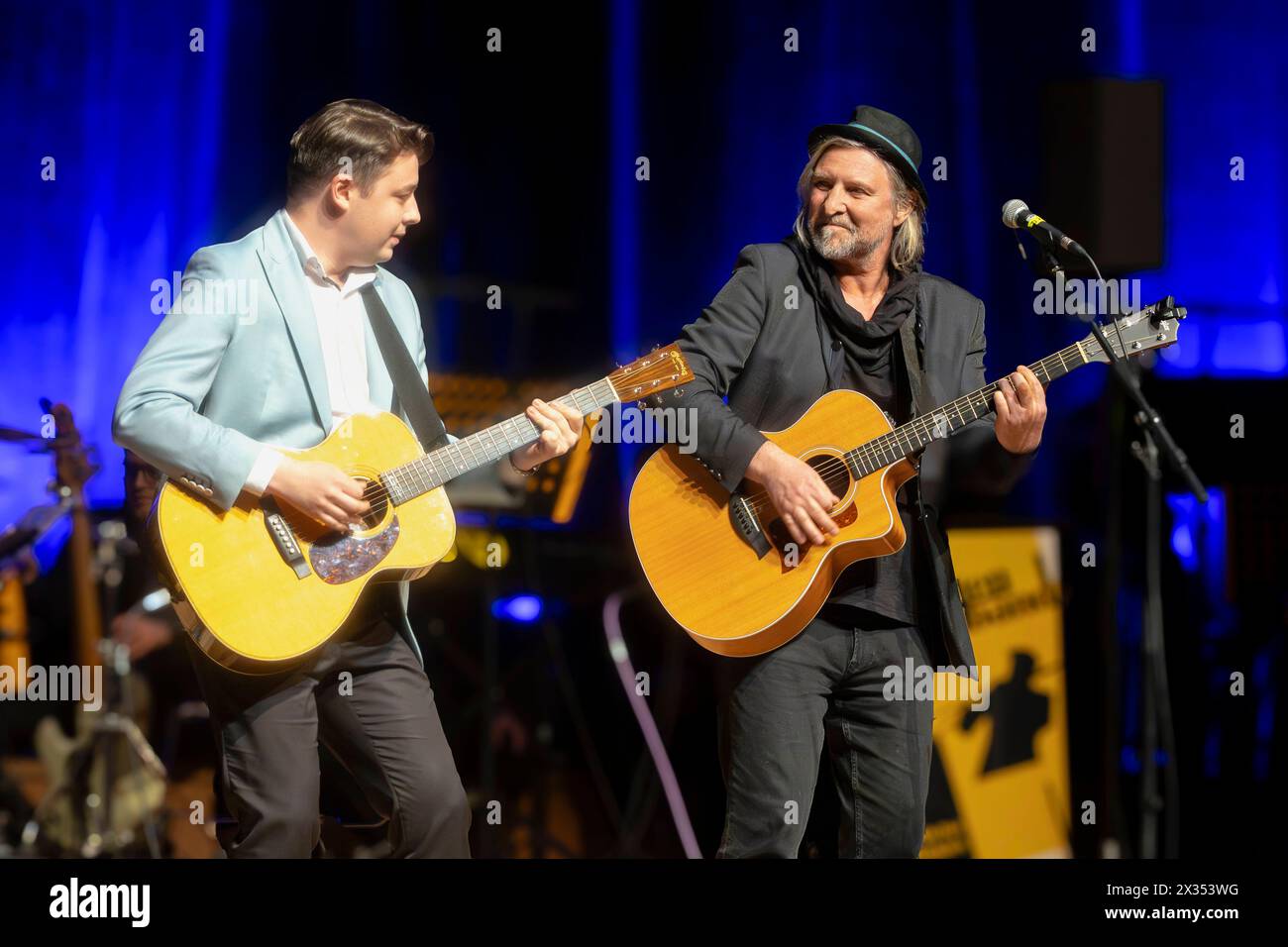 Auftritt von Sänger Dirk Zöllner re. mit Gitarrist Julian Wolf li. Live ...