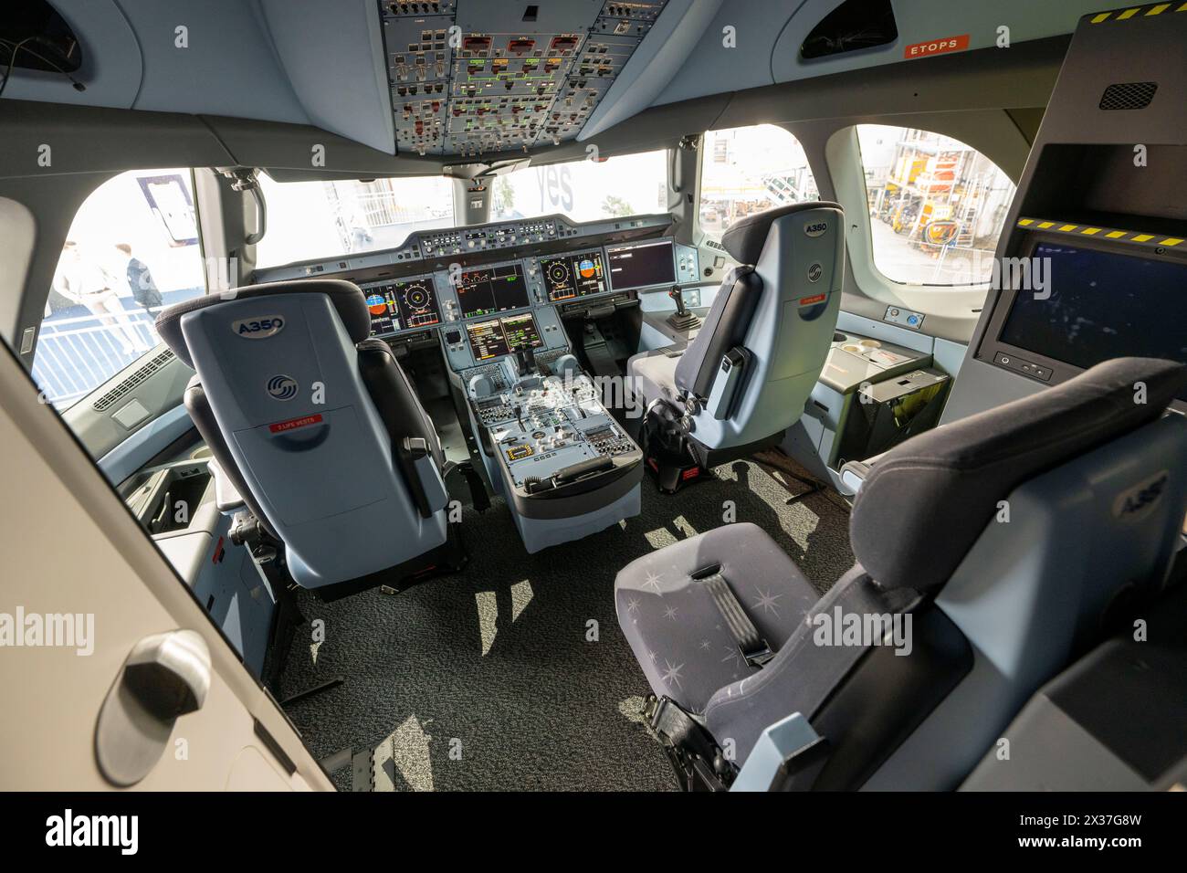 München, Deutschland. April 2024. Das Cockpit eines Lufthansa Airbus ...
