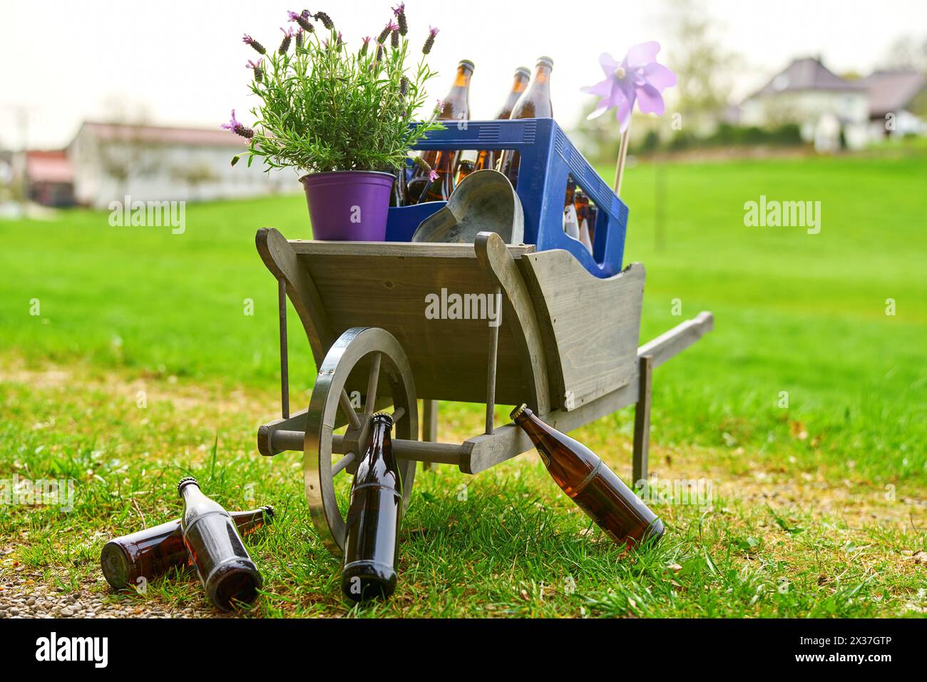 7. April 2024: Handkarre Schubkarre mit Bier und Bierflaschen auf einer ...