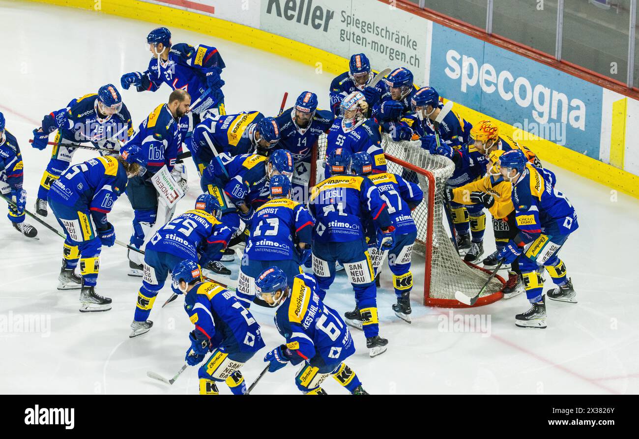 Das Team des EHC Kloten vor ihrem ersten Meisterschaftsspiel in der ...