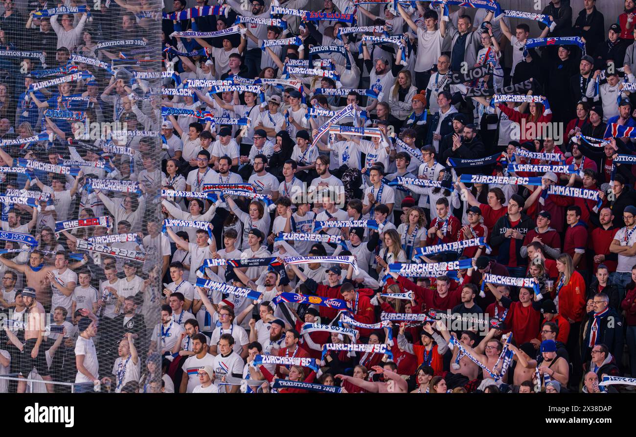 Die ZSC Lions Fans im Limmatblock heben ihre Halschals in die Höhe und ...
