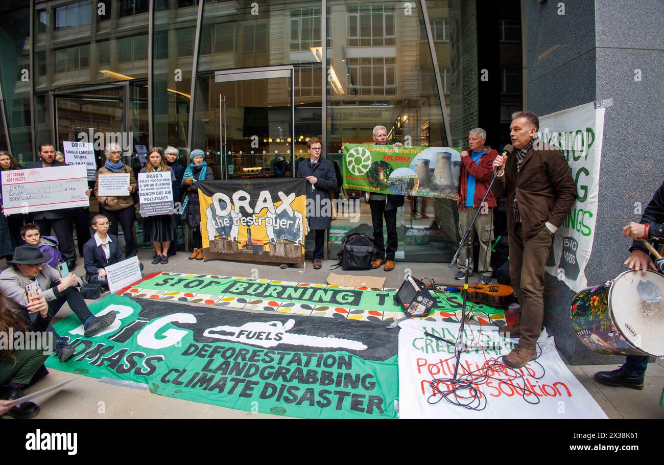London, Großbritannien. April 2024. Chris Packham beim Protest vor Drax ...