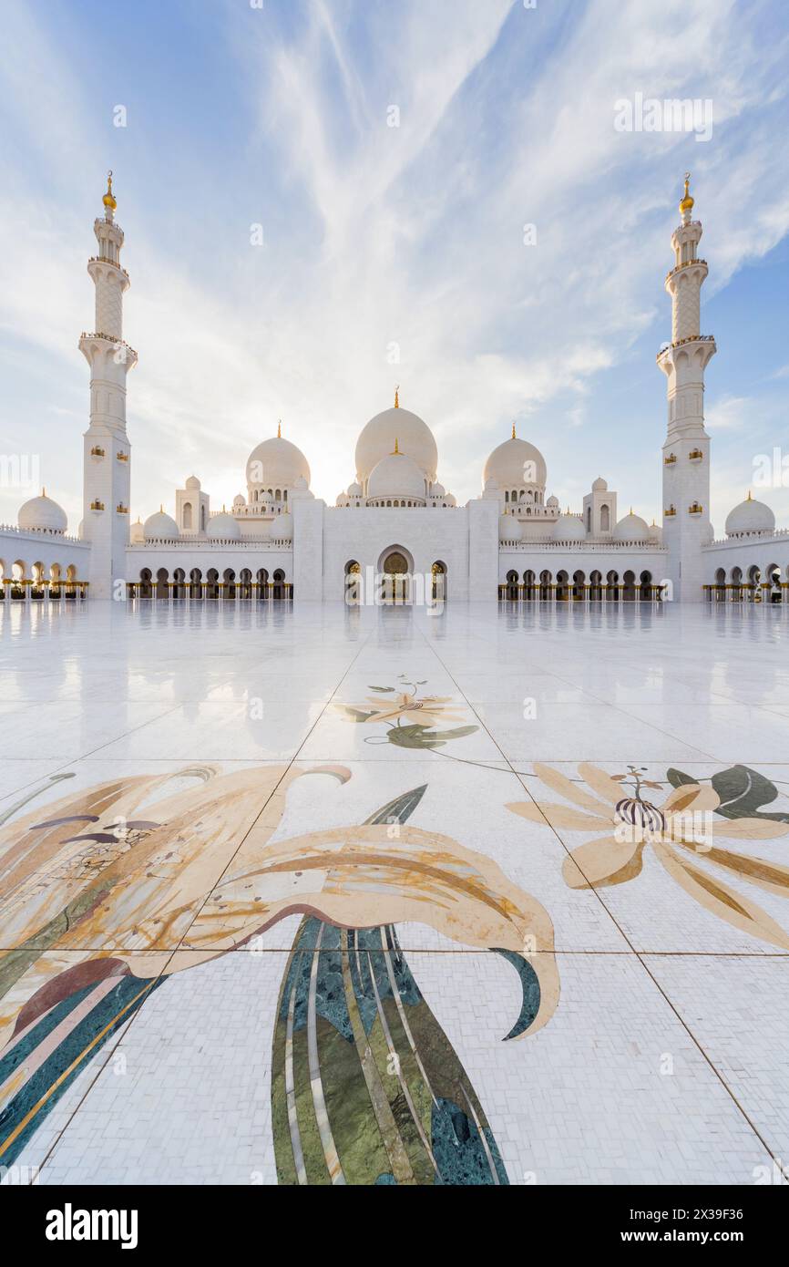ABU DHABI, VAE - 18. JAN 2017: Die wunderschöne Scheich-Zayed-Moschee ...