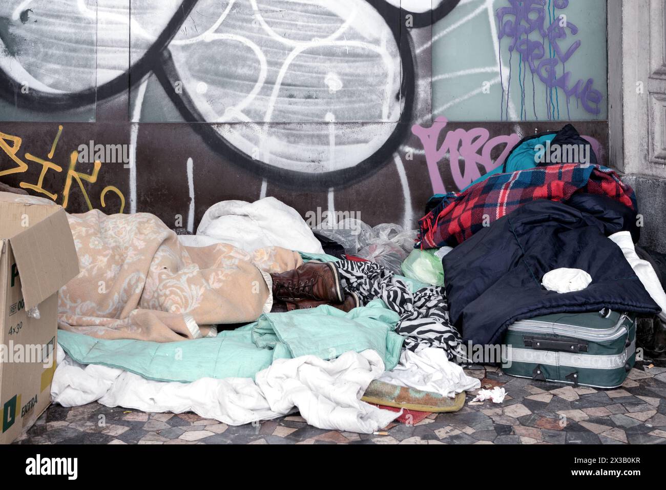 Dirty feet homeless beggar tramp -Fotos und -Bildmaterial in hoher ...