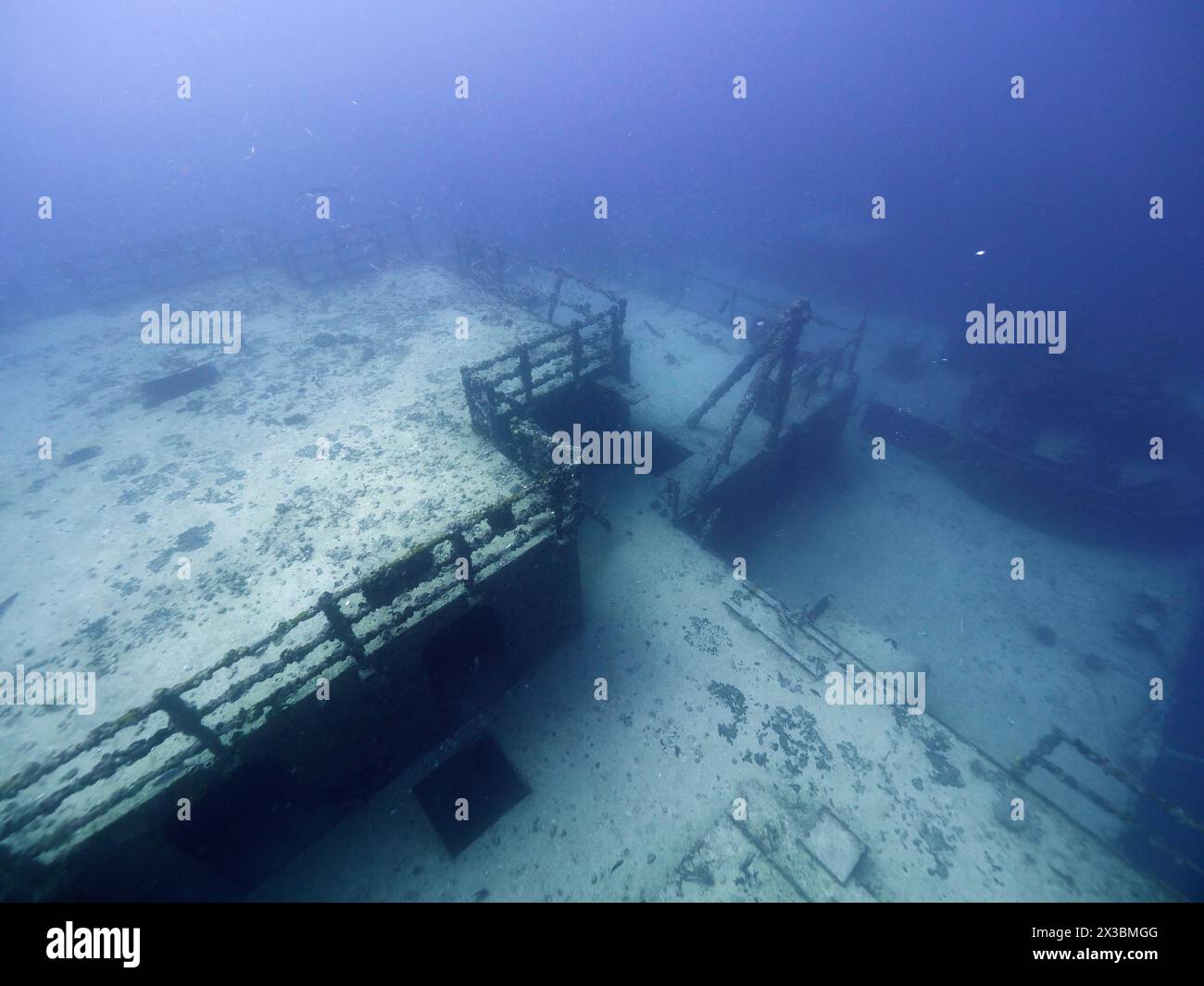 Mystisches Ambiente eines großen versunkenen Schiffes auf dem ruhigen ...