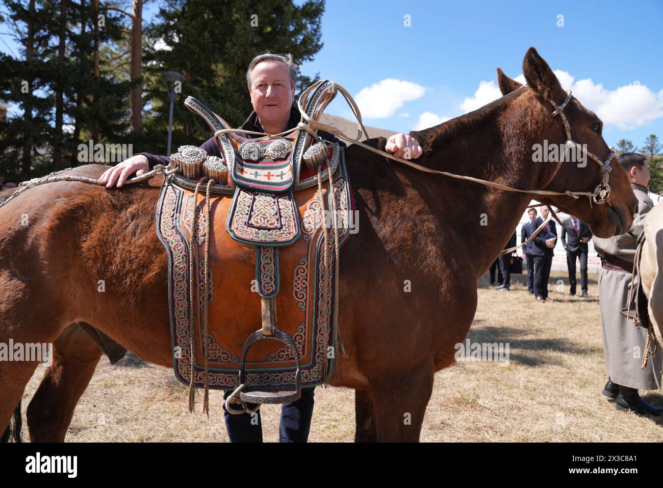 Außenminister Lord David Cameron posiert für ein Foto mit einem der ...