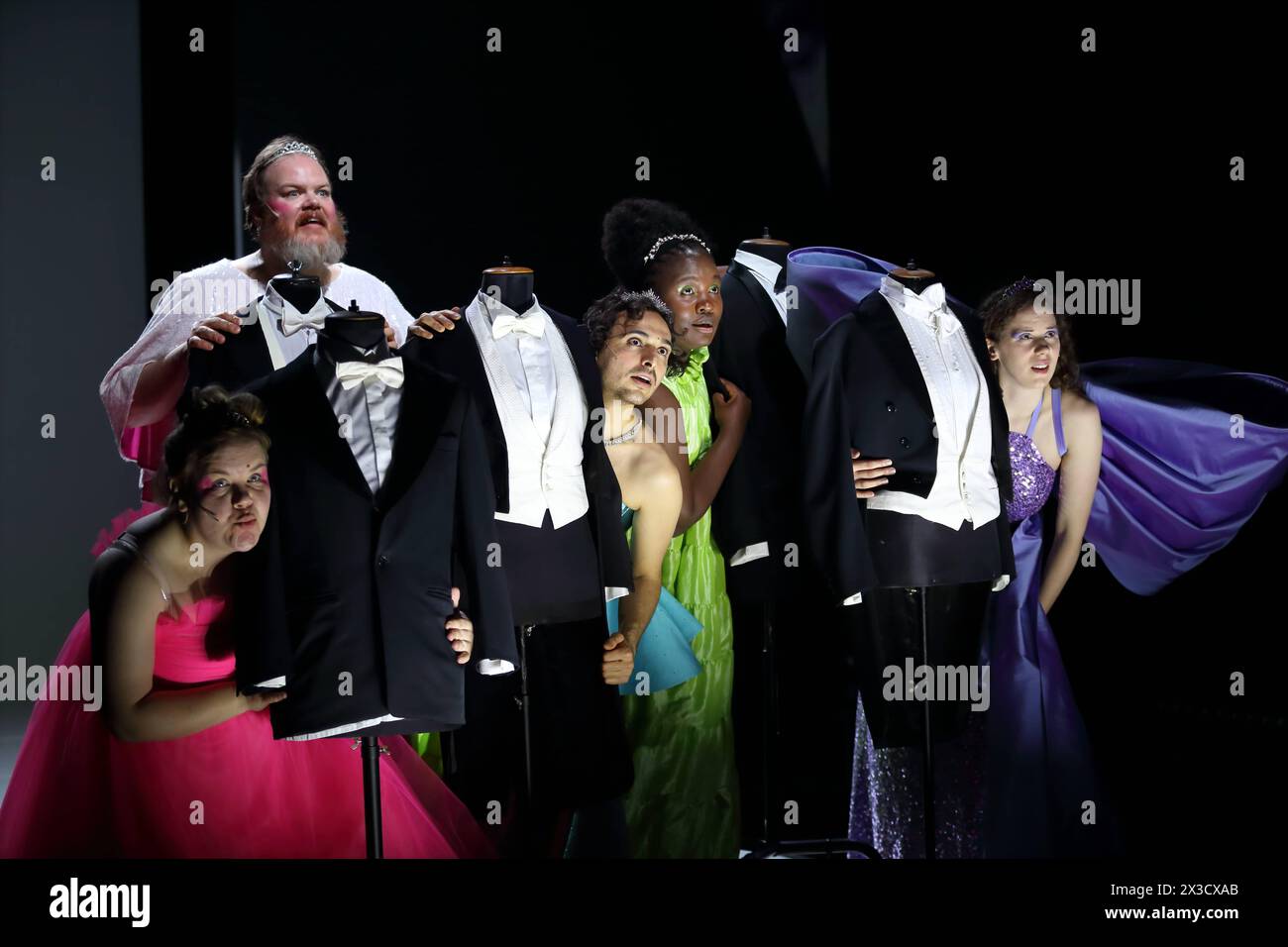 Julia Gräfner, Jens Koch, Caner Sunar, Mercy Dorcas Otieno und Daria ...