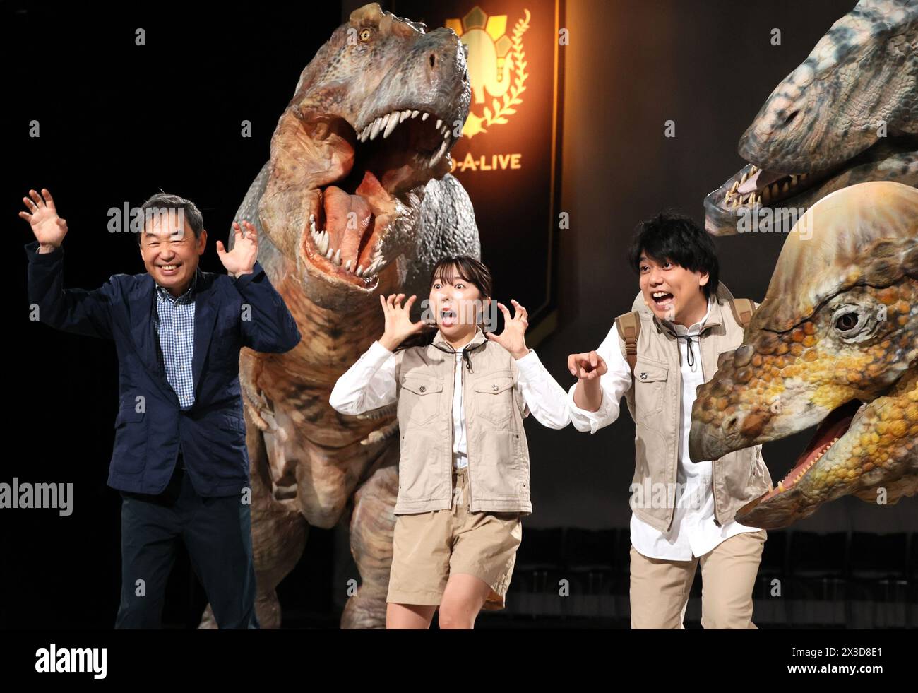 Tokio, Japan. April 2024. (L-R) die Präsidentin der Dinosaurier-Show On ...