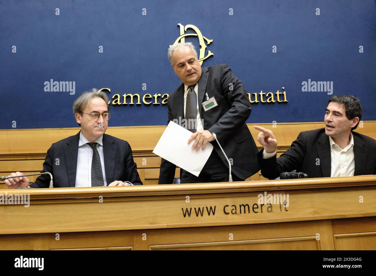 Angelo Bonelli, Nicola Fratoianni AVS con Roberto Salis (Centro), Padre ...