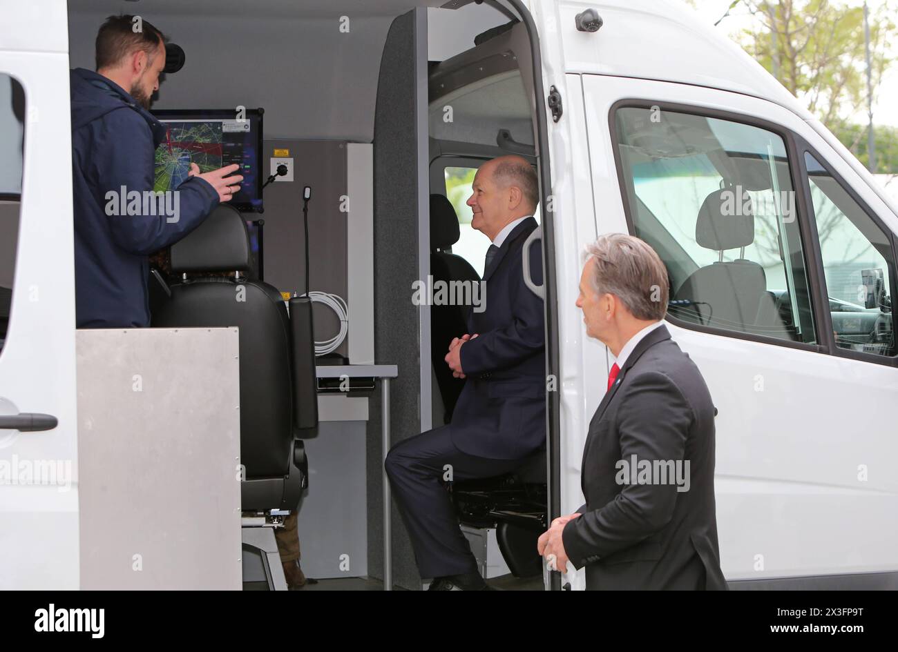 Bundeskanzler Olaf Scholz wird in einem Verifikator-Fahrzeug der Drohnengruppe des ...