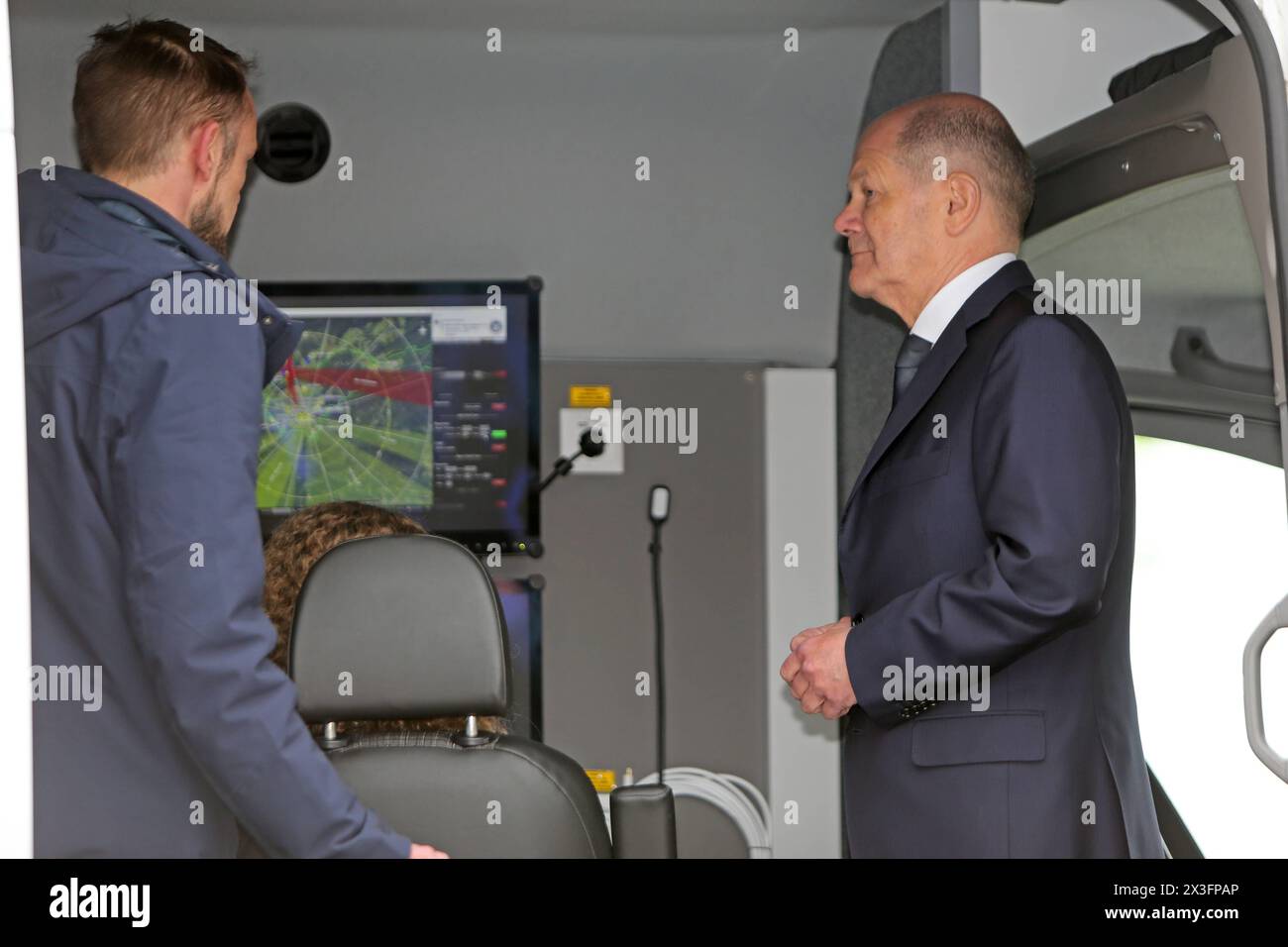Bundeskanzler Olaf Scholz wird in einem Verifikator-Fahrzeug der Drohnengruppe des ...