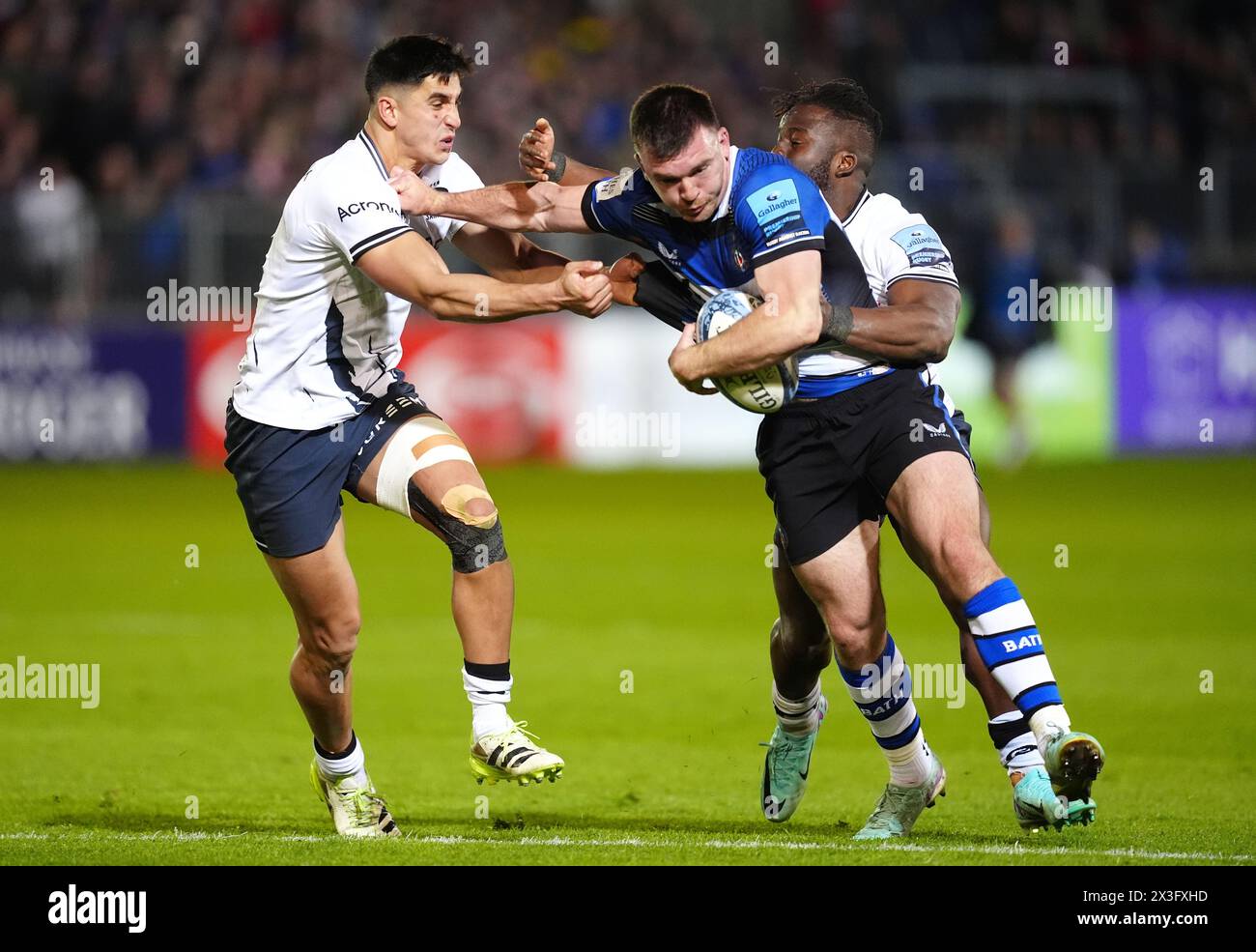 Matt Gallagher (Mitte) wird von Saracens’ Lucio Cinti (links) und ...