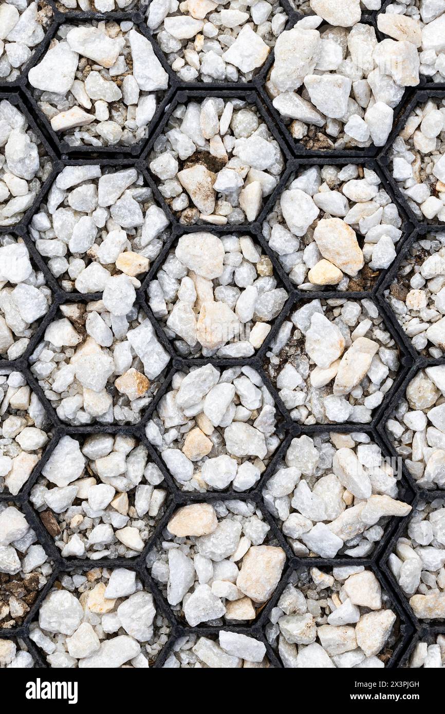 geogitter gefüllt mit kleinen Steinen im Garten. geogitter gefüllt mit ...