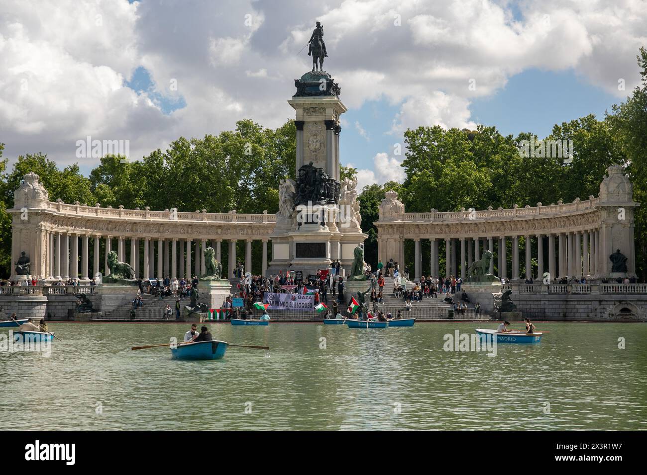 Madrid, Spanien. April 2024. Eine Gruppe von Demonstranten protestiert ...