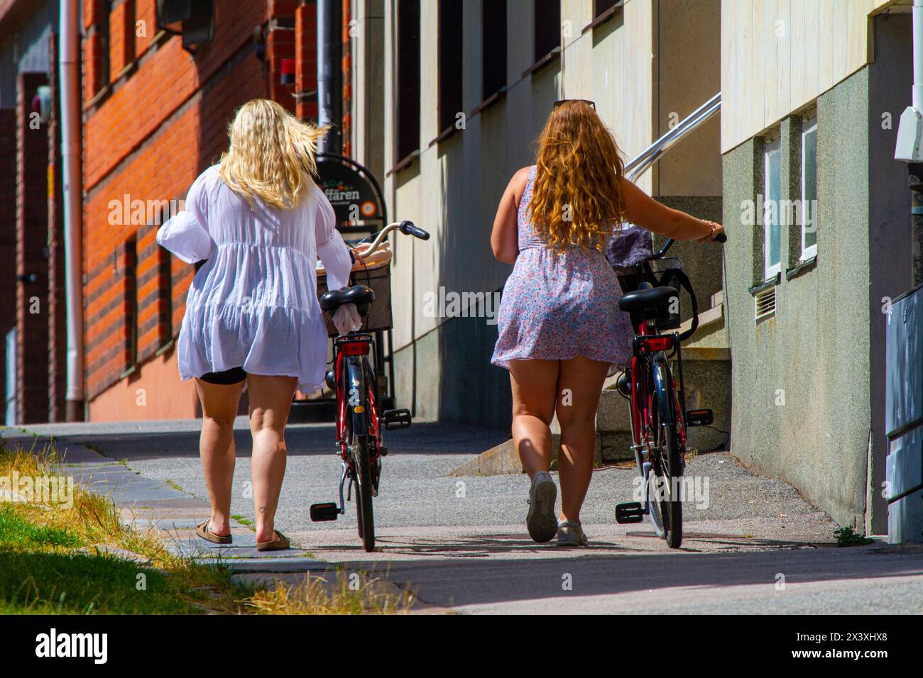 Kurvige frauen -Fotos und -Bildmaterial in hoher Auflösung – Alamy