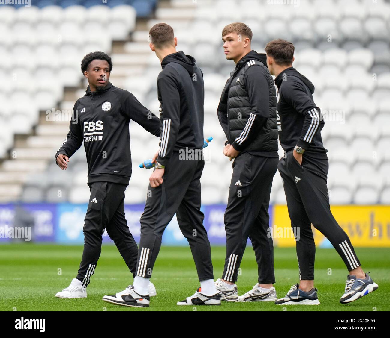 Leicester City Spieler besichtigen das Feld vor dem Sky Bet ...