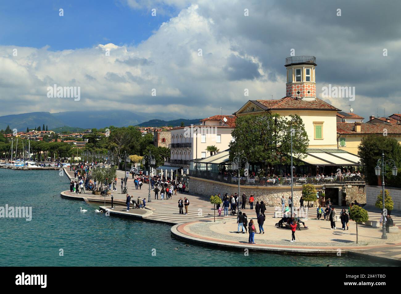 Seeufer von Lazise, Gardasee, Gardasee, Gardasee, Italien. Lungolago ...