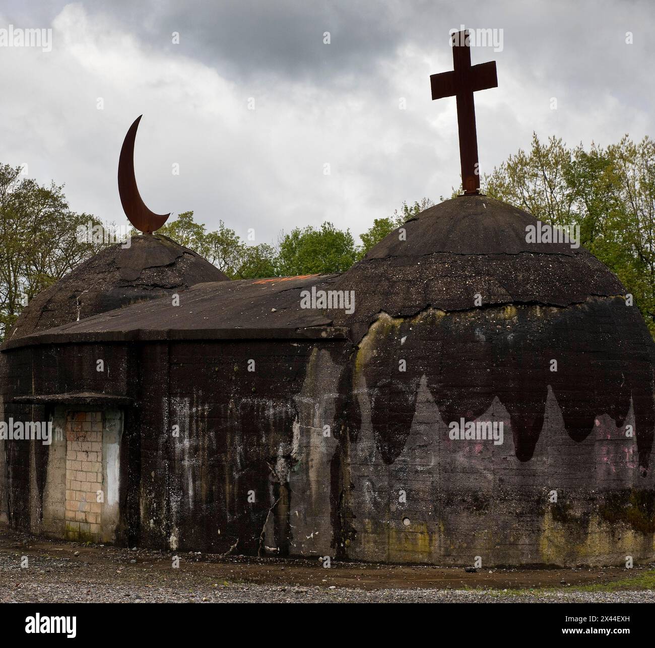 Kunstwerk Migration Objekt, Kreuz und Sichel auf einem ehemaligen ...