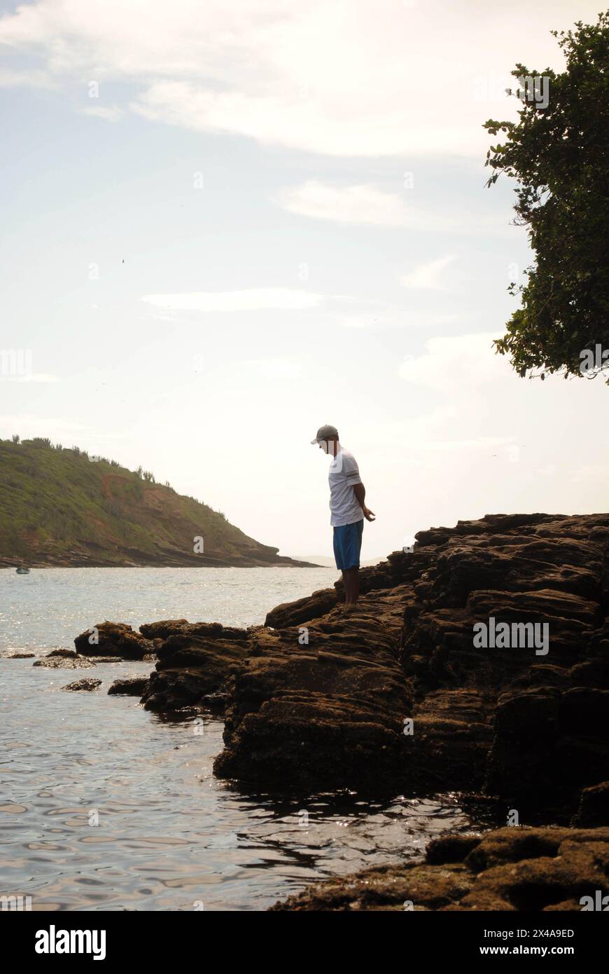 Ein Moment der Ruhe am Meer ein einsamer Mann, der an der zerklüfteten ...