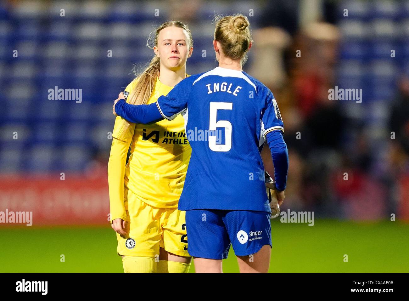 Chelsea Torhüterin Hannah Hampton (links) und Teamkollege Sophie ...