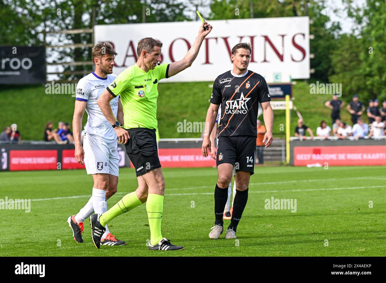 Die zweite gelbe Karte für Jordan Renson (14) von Patro Eisden ...