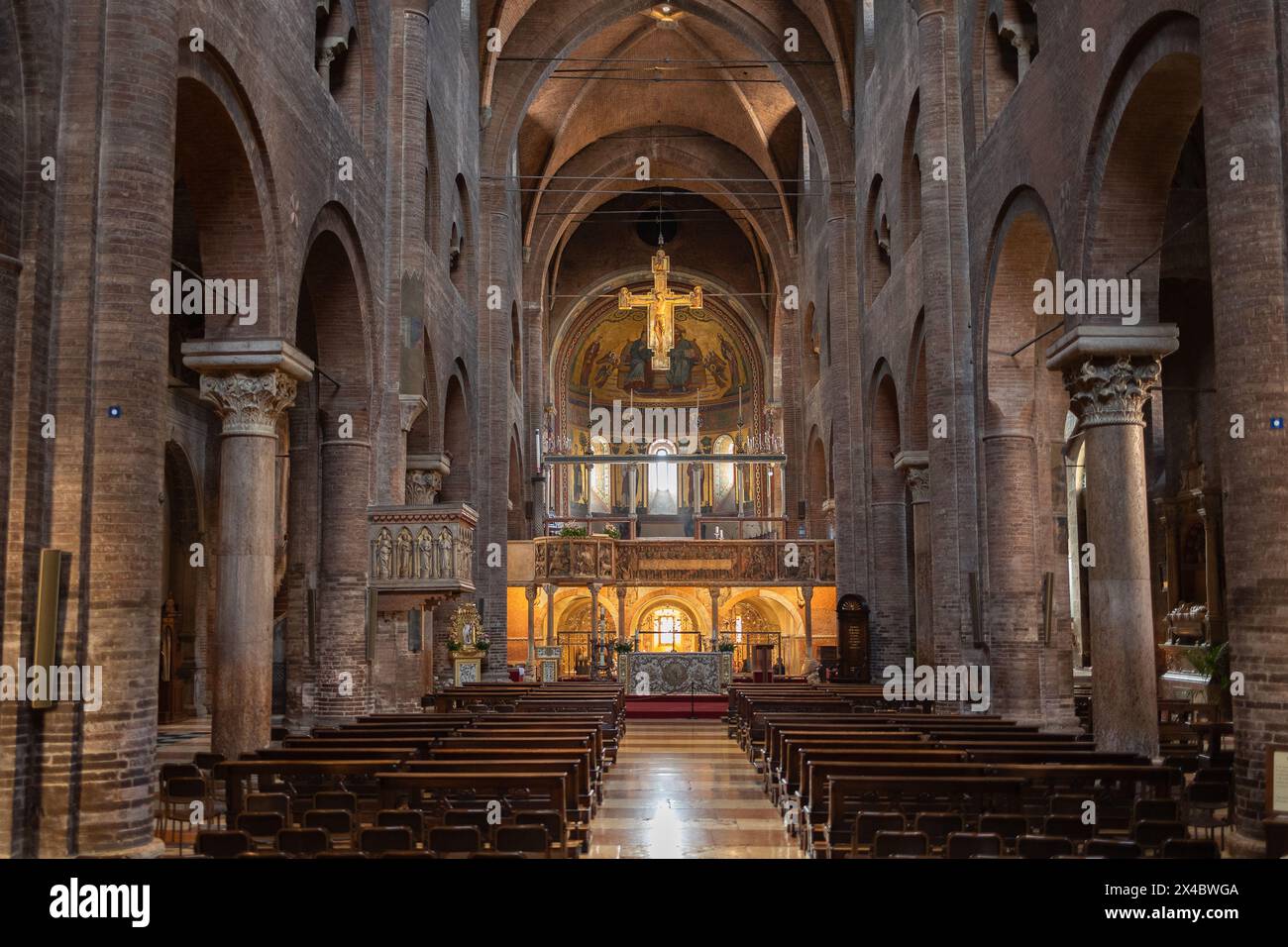 Modena cathedral interior -Fotos und -Bildmaterial in hoher Auflösung ...