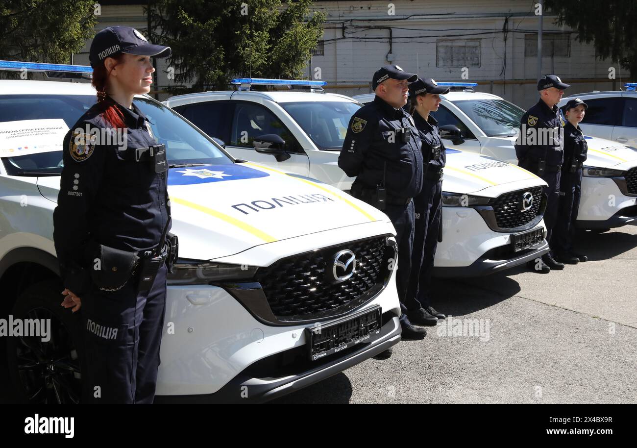 KIEW, UKRAINE – 1. MAI, 2024 – Polizeibeamte werden bei einer ...