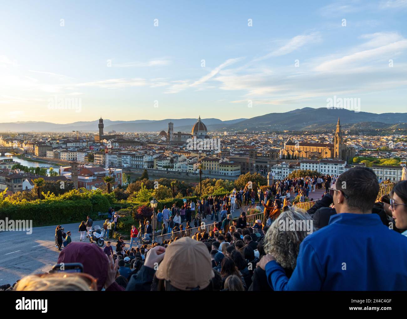 Eine Menge Touristen auf den Stufen der Piazzale Michelangelo in Florenz in der Toskana, Italien ...