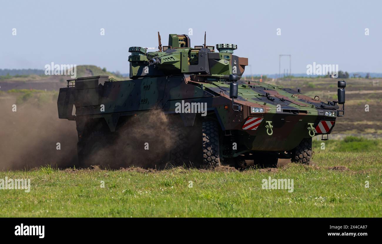02. Mai 2024, Niedersachsen, Unterlüß: Ein gepanzertes Boxerfahrzeug ...