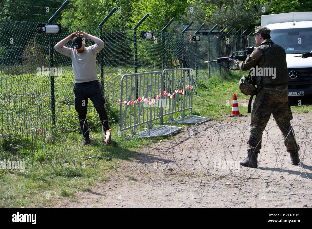 Darstellung: Soldaten bewachen und durchsuchen einen Verdaechtigen ...