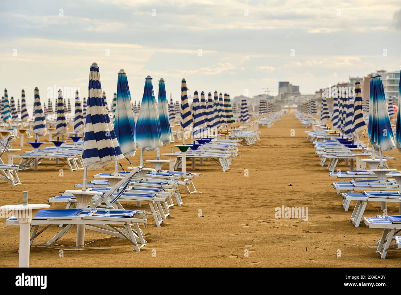 Lido di Jesolo, Italien - 2. Mai 2024: Geschlossene Sonnenschirme am Strand von Lido di Jesolo ...