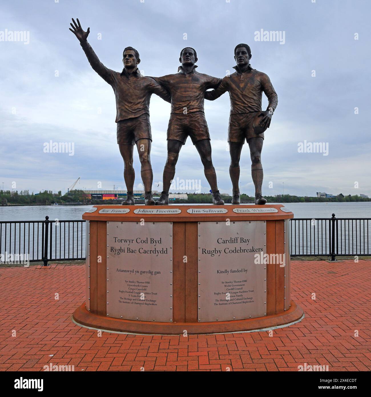 Die Rugby-Codebreakers-Statue in Cardiff Bay erinnert an Rugbyspieler ...