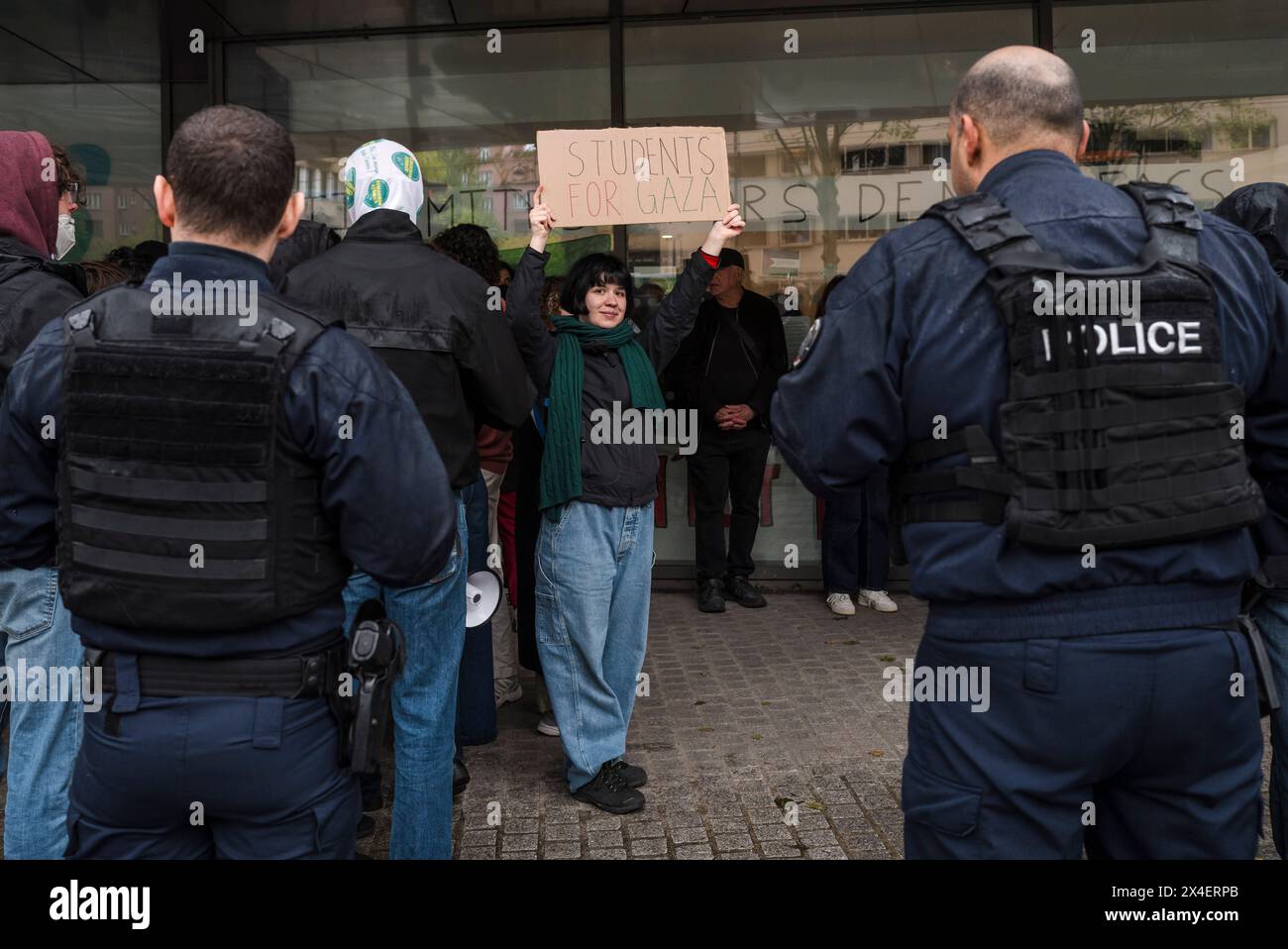 Ein ENS-Student mit einem Plakat, Studenten für Gaza. Mobilisierung für ...