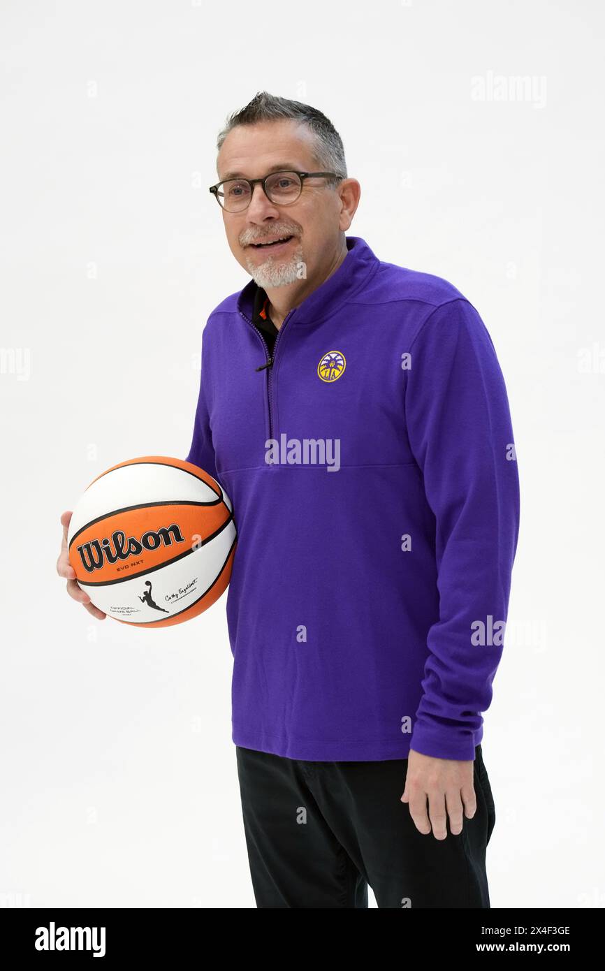 La sparks trainer curt miller posiert beim wnba medientag -Fotos und ...