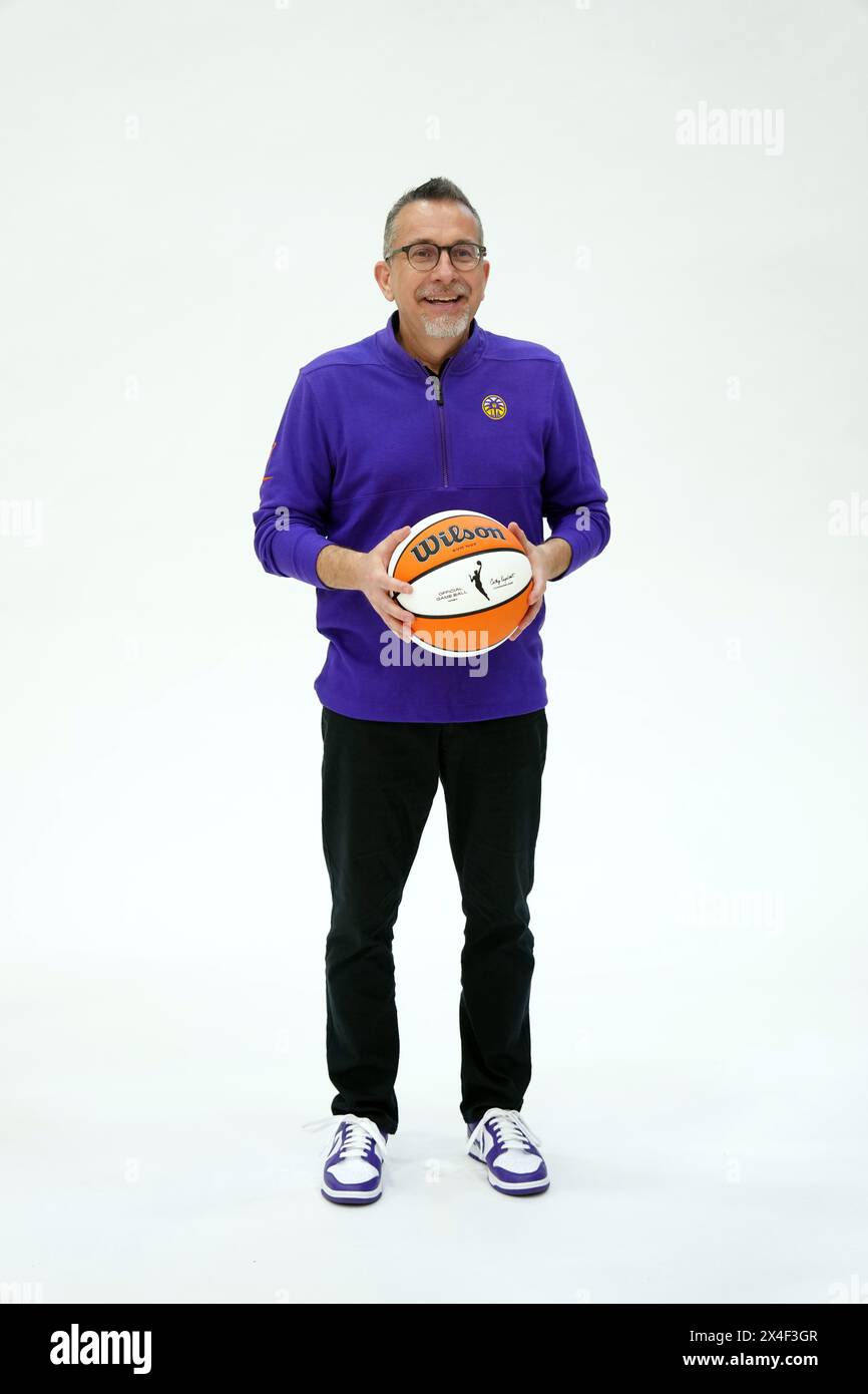 La sparks trainer curt miller posiert beim wnba medientag -Fotos und ...