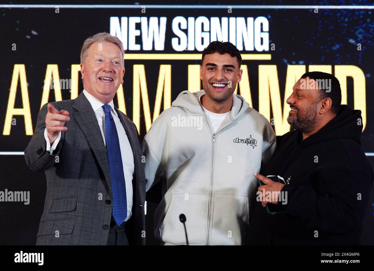 Promoter Frank Warren (links) mit Aadam Hamed neben seinem Vater und ...