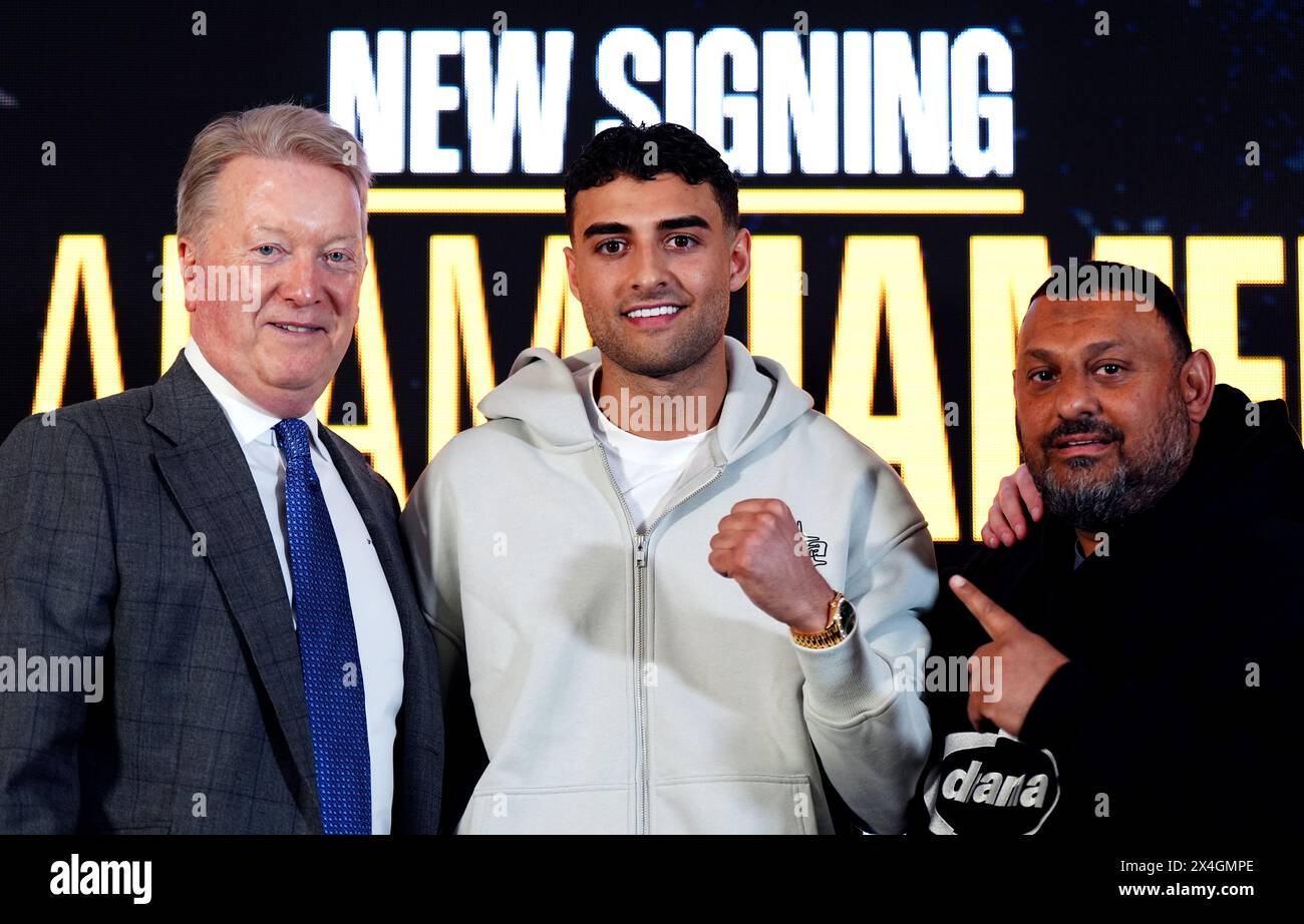 Promoter Frank Warren (links) mit Aadam Hamed neben seinem Vater und ...