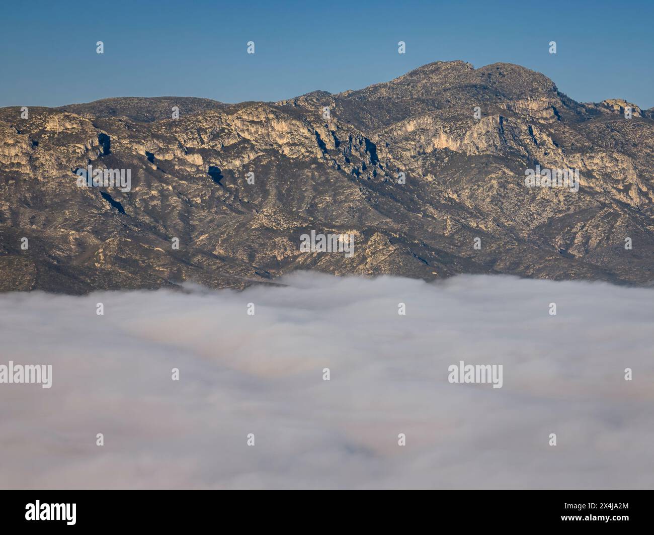 Blick aus der Vogelperspektive auf die Bergkette Cardó - Boix an einem ...