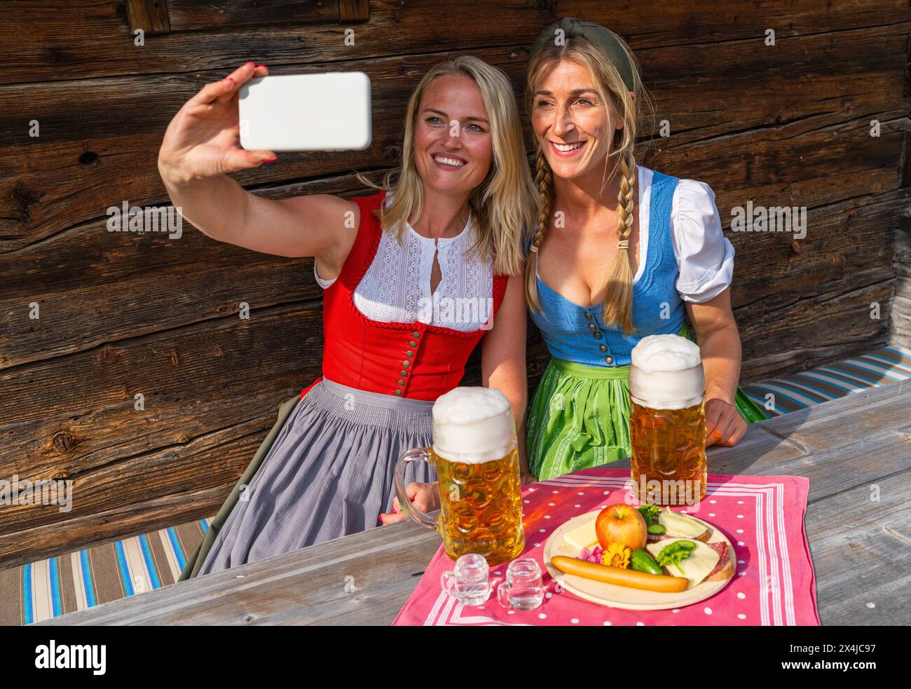 Zwei frauen im dirndl -Fotos und -Bildmaterial in hoher Auflösung – Alamy