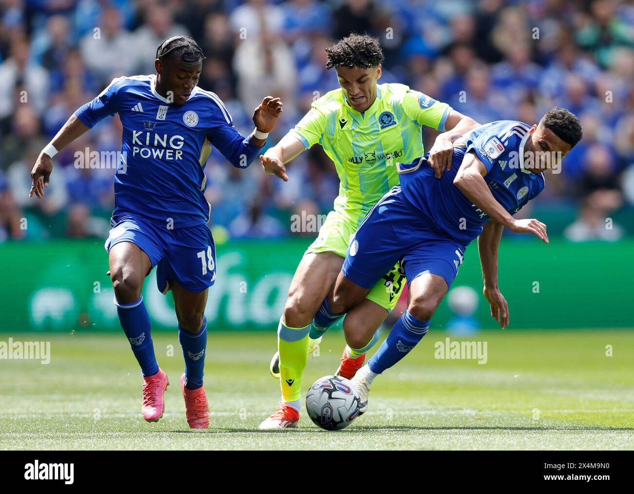 Ben Chrisene (Mitte) der Blackburn Rovers kämpft im King Power Stadium ...