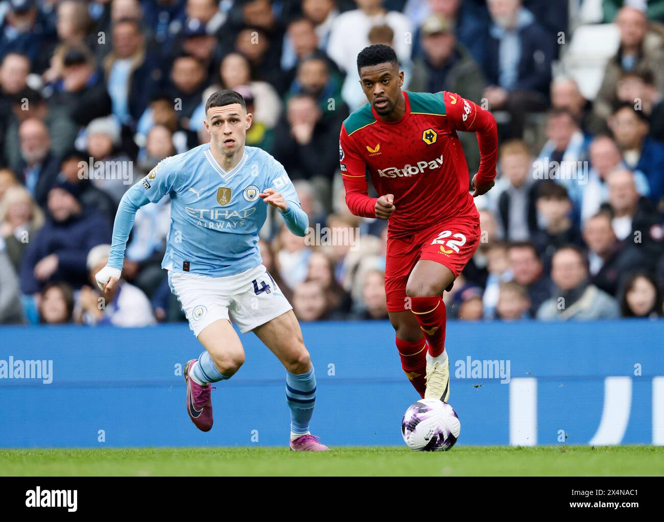 Phil Foden (links) von Manchester City und Nelson Semedo von ...