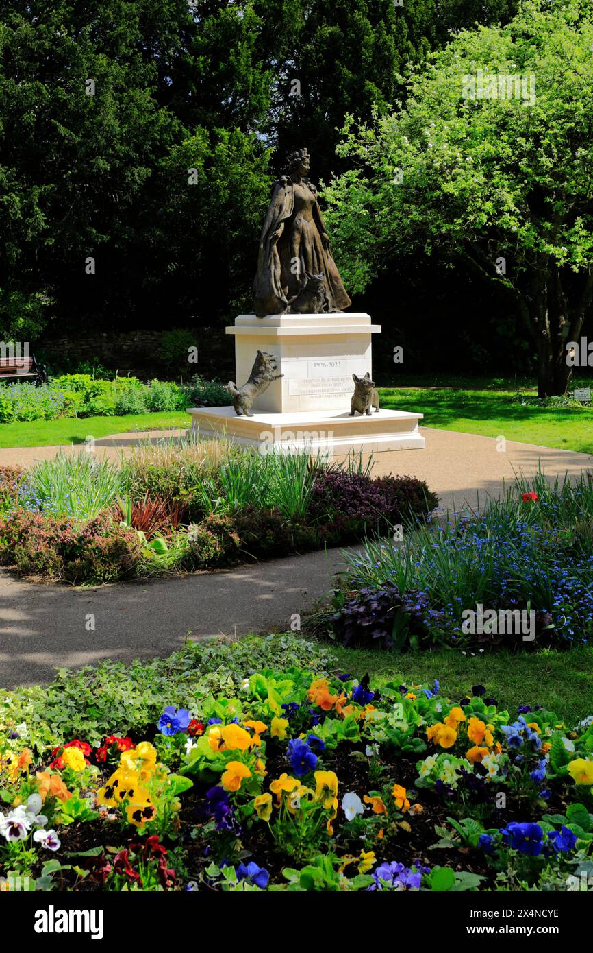 Die erste Gedenkstatue für Königin Elisabeth II. In den Library Gardens ...