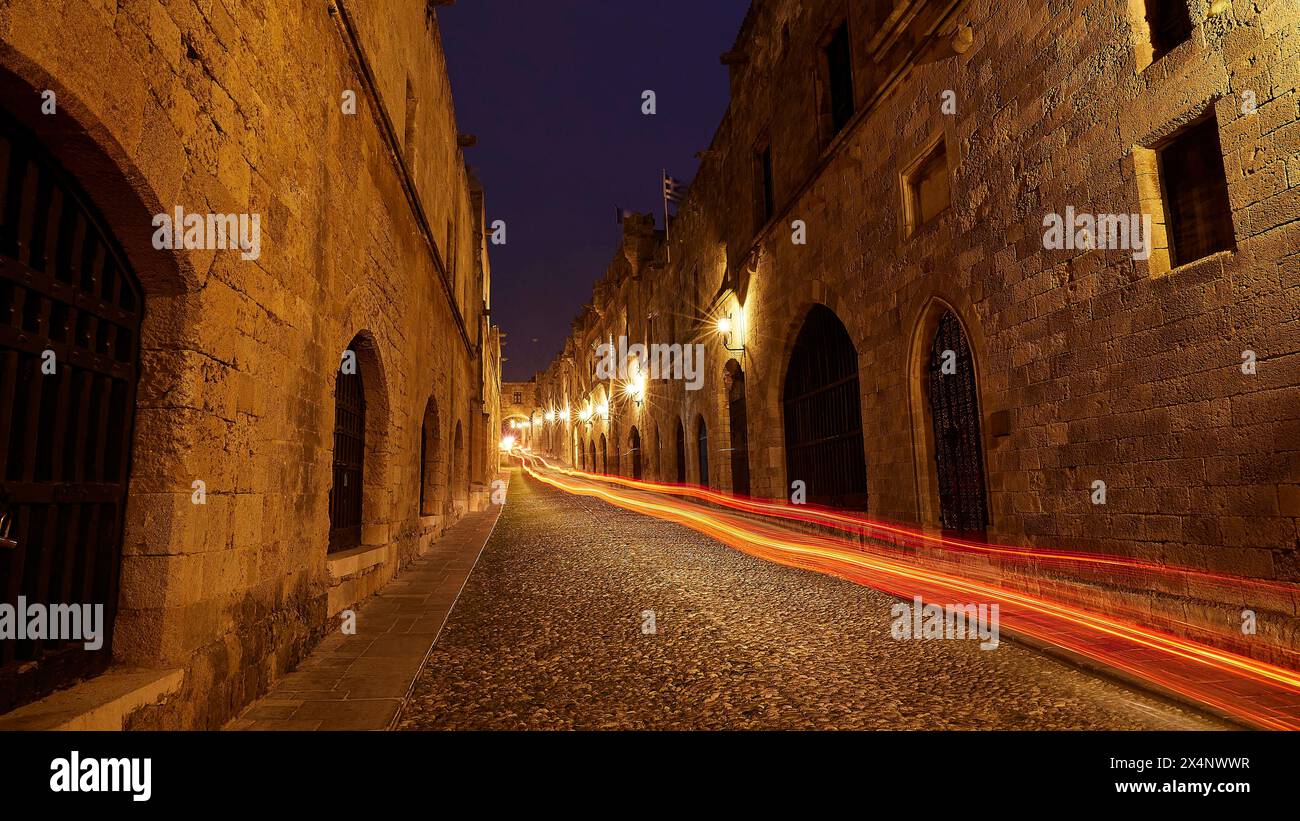 Knights Street, verlassene mittelalterliche Straße bei Nacht mit ...