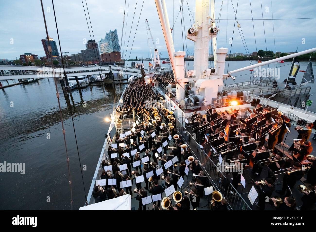 Hamburg, Deutschland. Mai 2024. Die Teilnehmer auf dem Museumsschiff ...