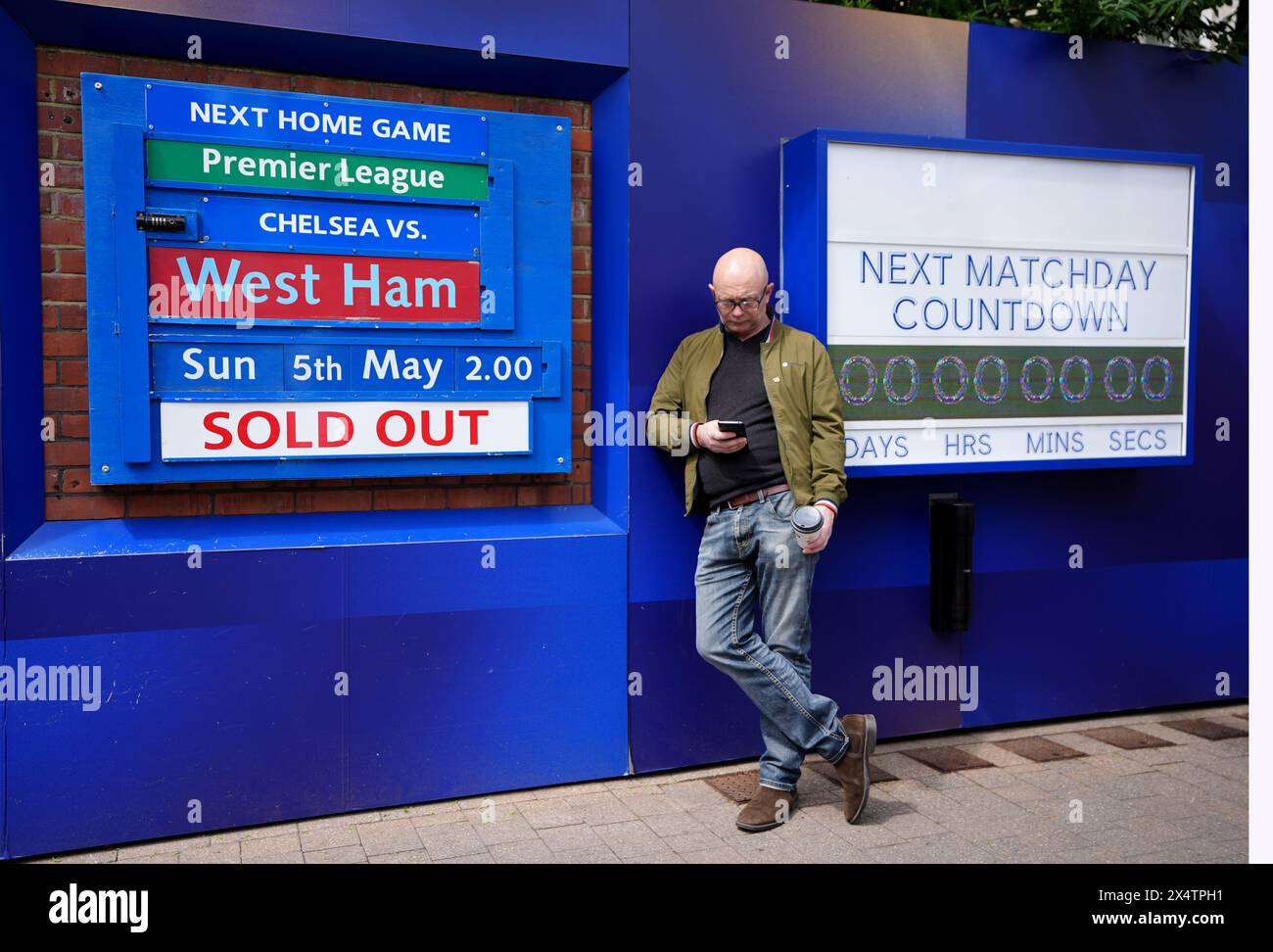 Ein Fan steht vor dem Spiel der Premier League in Stamford Bridge ... Ein Fan steht vor dem Spiel der Premier League in Stamford Bridge ...