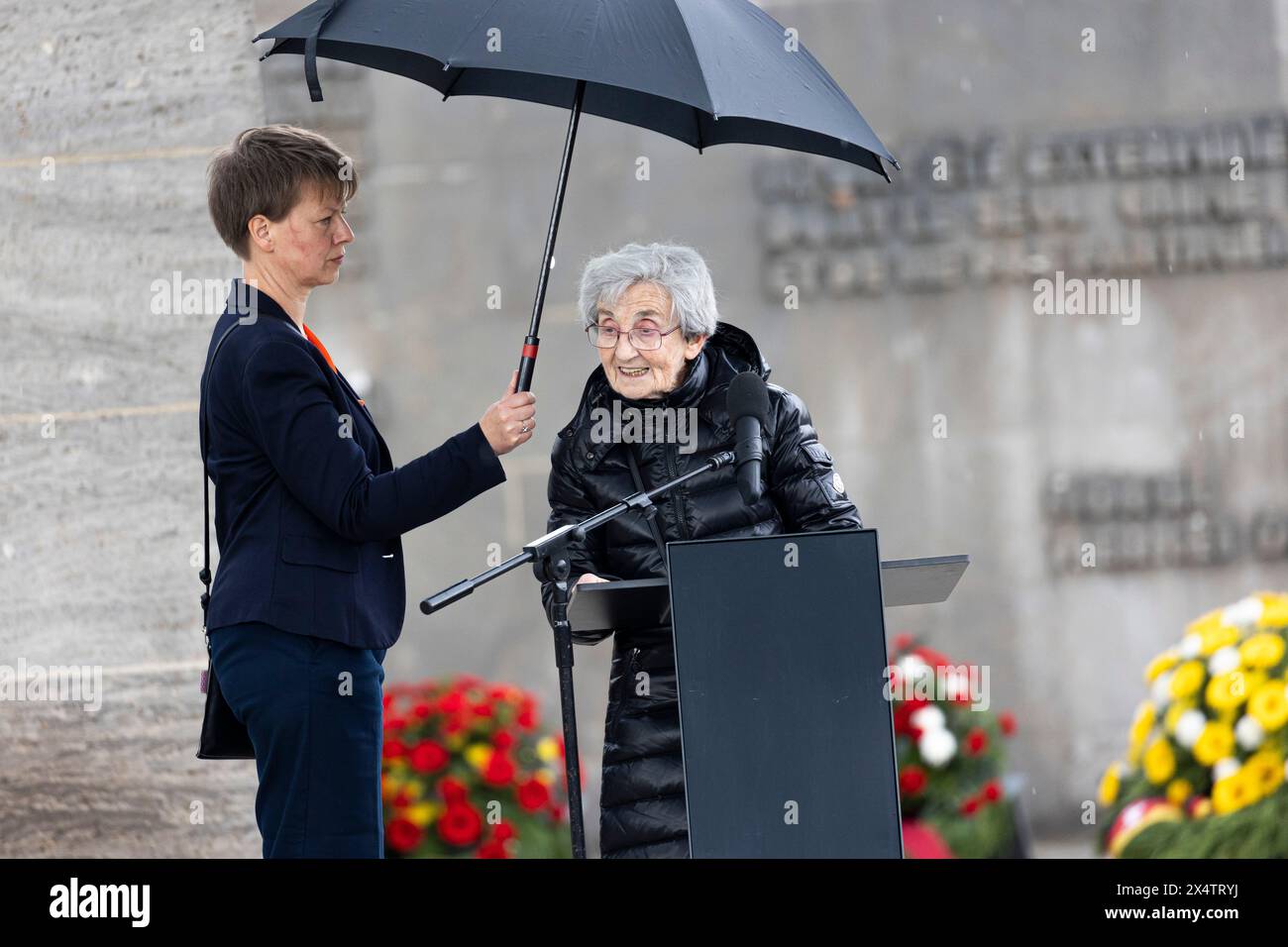 Lohheide, Deutschland. Mai 2024. Janine Marx-Moyse (r), Überlebende aus ...
