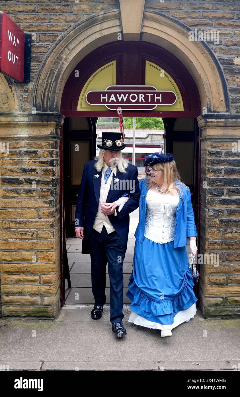 Die Besucher besuchen das Haworth Steampunk Weekend im Dorf Haworth in ...
