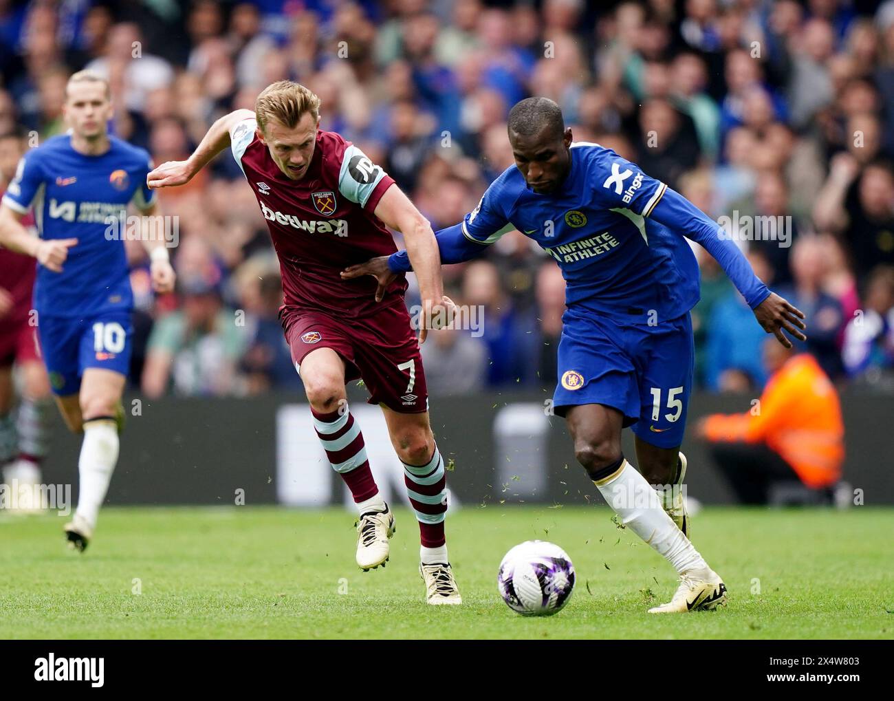 James Ward-Prowse (links) von West Ham United und Nicolas Jackson von ...