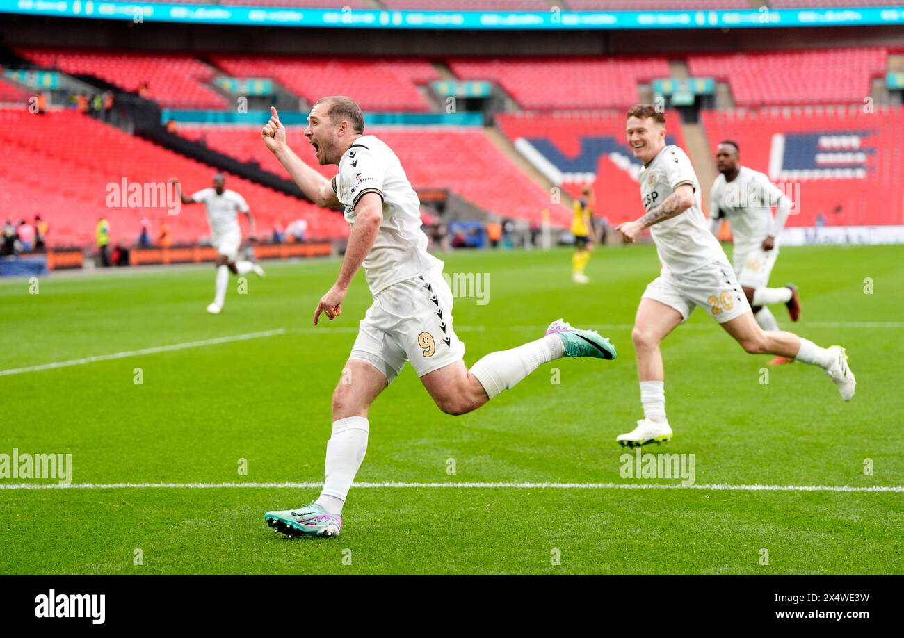Bromley's Michael Cheek feiert sein zweites Tor aus dem ...
